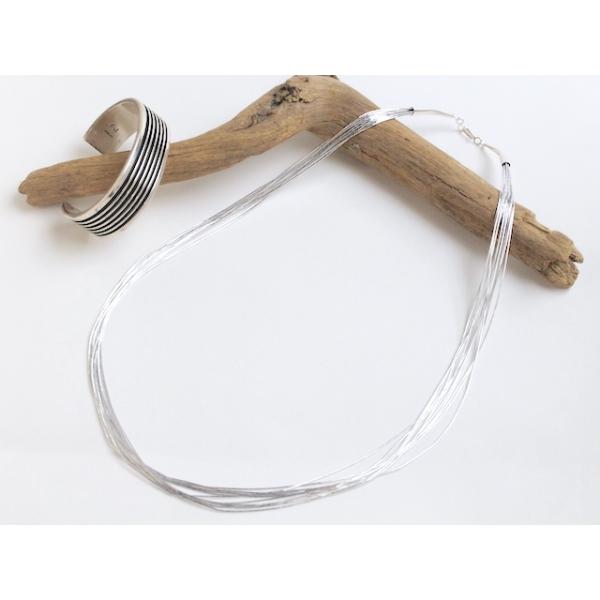 長さ3mm、直径0.7mmほどの極細のスターリングシルバー製ビーズを連ねたネックレスです。水が流れるように優雅に見えることから、Liquid-Silver（リキッドシルバー）と呼ばれるようになりました。連数や長さによって、多くのバリエーショ...