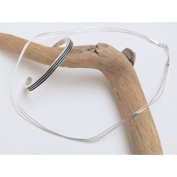 長さ3mm、直径0.7mmほどの極細のスターリングシルバー製ビーズを連ねたネックレスです。水が流れるように優雅に見えることから、Liquid-Silver（リキッドシルバー）と呼ばれるようになりました。連数や長さによって、多くのバリエーショ...