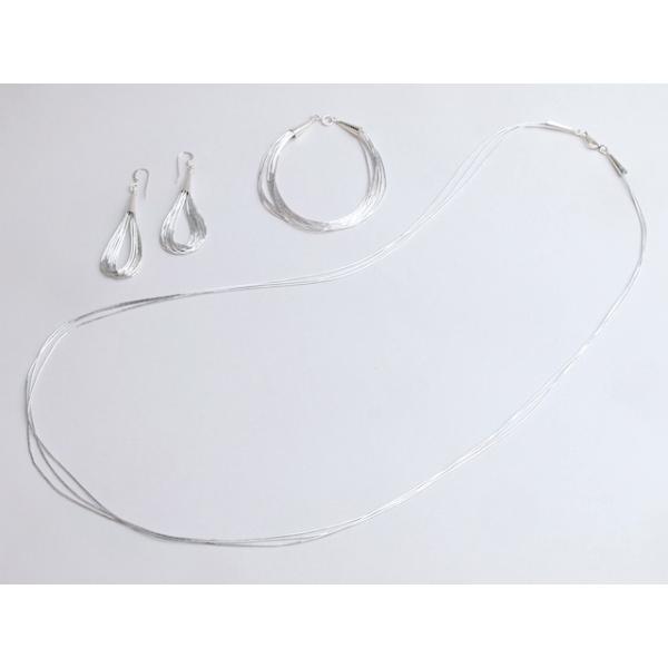 長さ3mm、直径0.7mmほどの極細のスターリングシルバー製ビーズを連ねたネックレスです。水が流れるように優雅に見えることから、Liquid-Silver（リキッドシルバー）と呼ばれるようになりました。アメリカの現地では30連や50連などの...