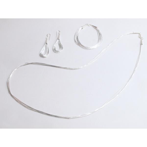 長さ3mm、直径0.7mmほどの極細のスターリングシルバー製ビーズを連ねたネックレスです。水が流れるように優雅に見えることから、Liquid-Silver（リキッドシルバー）と呼ばれるようになりました。アメリカの現地では30連や50連などの...