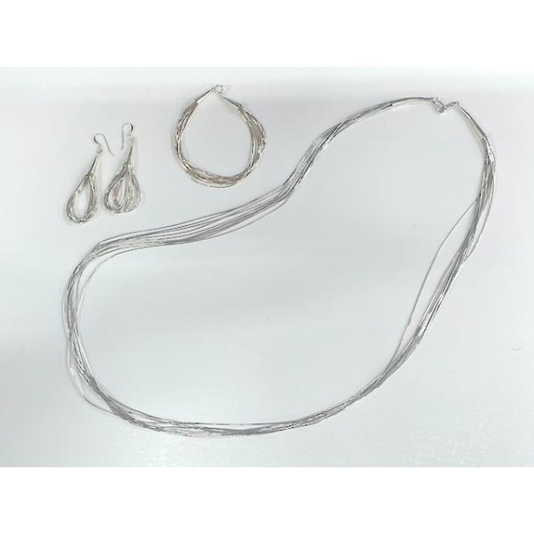 長さ3mm、直径0.7mmほどの極細のスターリングシルバー製ビーズを連ねたネックレスです。水が流れるように優雅に見えることから、Liquid-Silver（リキッドシルバー）と呼ばれるようになりました。アメリカの現地では30連や50連などの...