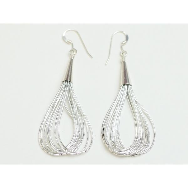 長さ2~3mm、直径0.7mmほどの極細のスターリングシルバー製ビーズを連ねたブレスレットです。水が流れるように優雅に見えることから、Liquid-Silver（リキッドシルバー）と呼ばれるようになりました。シンプルかつ繊細な雰囲気は、カジ...