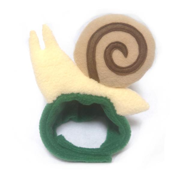 かわいい☆蝸牛なりきりコスプレ！ カタツムリのかぶりもの！  あごの下でマジックテープで留めるだけの帽子です。【素材】  フリース生地 フェルト【サイズ】頭周り  S：22〜28cm  M：27〜33cm  L：39〜45cm ※マジックテ...