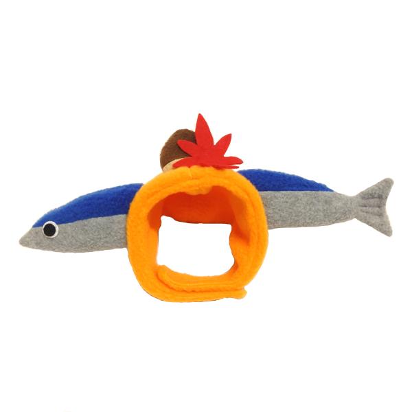 かわいい☆秋刀魚（サンマ）のかぶりものなりきりコスプレ！ 秋を彩る栗と紅葉をイメージして頭の上に飾り付けてます。  あごの下でマジックテープで留めるだけの帽子です。【素材】  フリース生地 フェルト【サイズ】頭周り  S：22〜28cm  ...