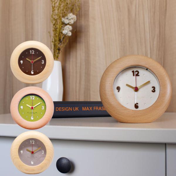 ころんとしたフォルムが優しい雰囲気のウッドクロックです。無垢のブナ材を使用した丸みのあるフレームと優しい雰囲気のフェルトの文字盤で、温もりを感じられるアラームクロックです。カチカチ針の音がしない　スイーブムーブメント使用。 底面は一部が平ら...