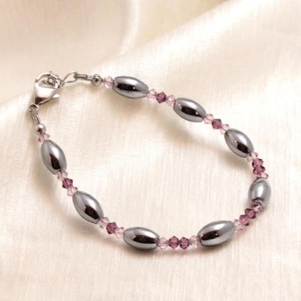 商品説明テラヘルツブレスレットは、テラヘルツビーズ8個とチェコ製の高品質クリスタルビーズを組み合わせたブレスレットです。テラヘルツビーズはラグビーボール型をしており、肌に広く触れる形状をしています。＜製品仕様＞・テラヘルツビーズ（ラグビーボ...