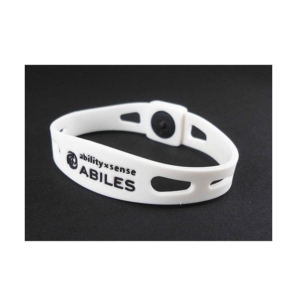 商品詳細商品名 アビリスプラス　ホワイトS　内容量 アビリスプラス　ホワイトS　１個　（長さ17.0cm）　商品説明「アビリスプラス」は、人間本来の能力に働きかける最先端のテクノロジーと特許取得の「ブラックアイ」がコラボレーションしたブレス...