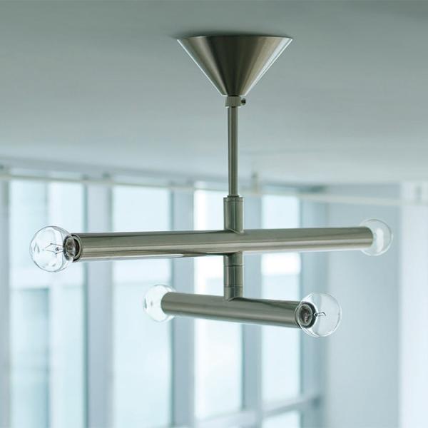 【DETAILS・商品説明】長短２本の円柱の交錯による洗練されたミニマルデザインを、艶やかなワントーンシルバーで。まっすぐに伸びた円柱から電球へとつながる潔いシルエットが、シンプルでありながら強い存在感を放ちます。アームの中にソケットが一体...