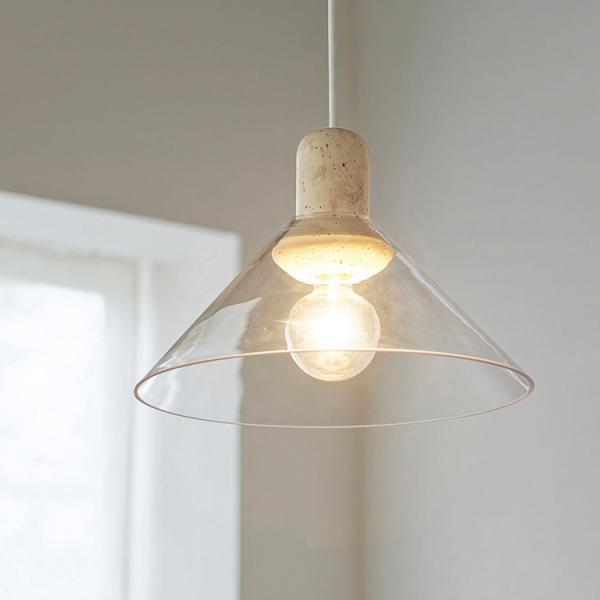 【DETAILS / 商品詳細】空間に凛とした存在感をもたらす、上質なペンダントライト。透明なガラスの中に、異素材の大理石をそっと収めた構造は、浮遊感と重厚感が美しく共存しています。ソケットやネジといった機構はあえて見せず、素材そのものの美...