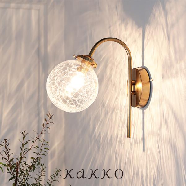 しんしんと降り積もる、美しい雪をイメージしたブラケットライト[ schnee ]schneeは、ドイツ語で[ 雪 ]という意味を持っています。有機的でしなやかなフォルムと、ガラスの曲線の美しさ。それはまるで空間に浮かぶオブジェのよう。光を灯...