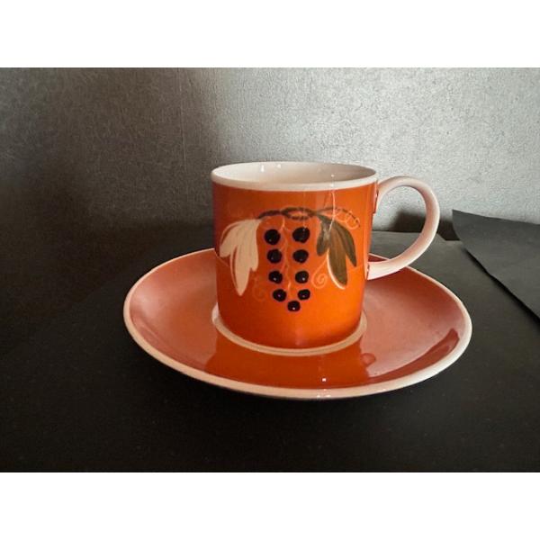 英国直輸入　スージークーパー　コーヒーカップ＆ソーサー　グレープ(オレンジ）、約１９５０年代◆年代◆約１９５０年代◆サイズ◆カップの高さ約６．５ｃｍカップの直径約６．４cmソーサーの直径約１３．９cm◆コンディション◆ウエッジウッドの傘下(...