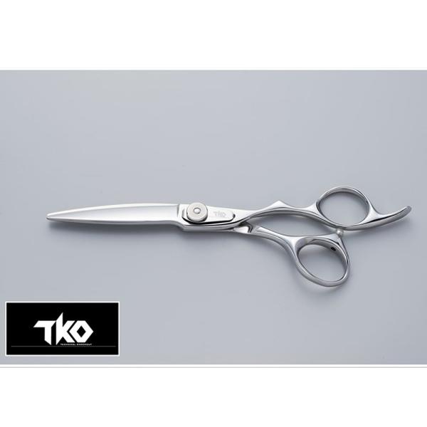 ●ハンドル：3Dドロップタイプ●サイズ：5.75インチ●ネジタイプ：板バネスリムネジ●刃型：ハマグリ刃（ササ刃）太めのササ刃でパワフルドライカットに対応TKOドライカットシザーは、乾いた状態のカットは毛髪を痛めやすいので、引っかかりがなく「...