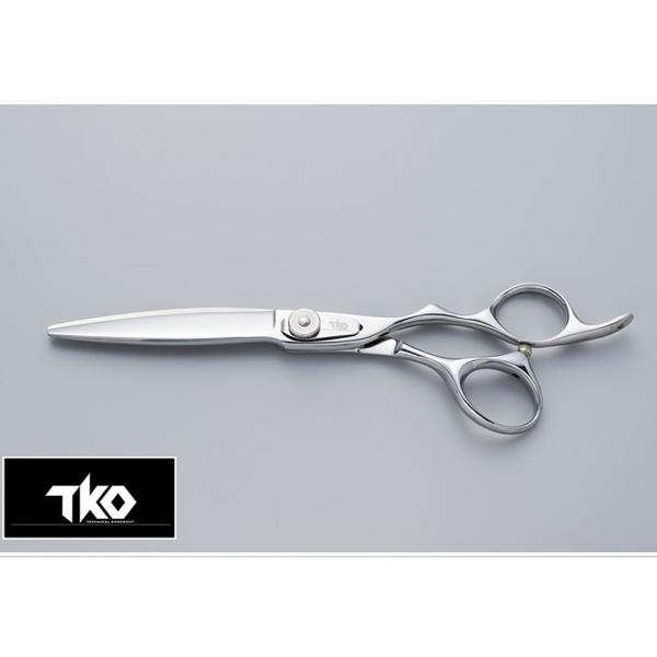 ●ハンドル：3Dドロップタイプ●サイズ：6.25インチ●ネジタイプ：板バネスリムネジ●刃型：ハマグリ刃（ササ刃）太めのササ刃でパワフルドライカットに対応TKOドライカットシザーは、乾いた状態のカットは毛髪を痛めやすいので、引っかかりがなく「...