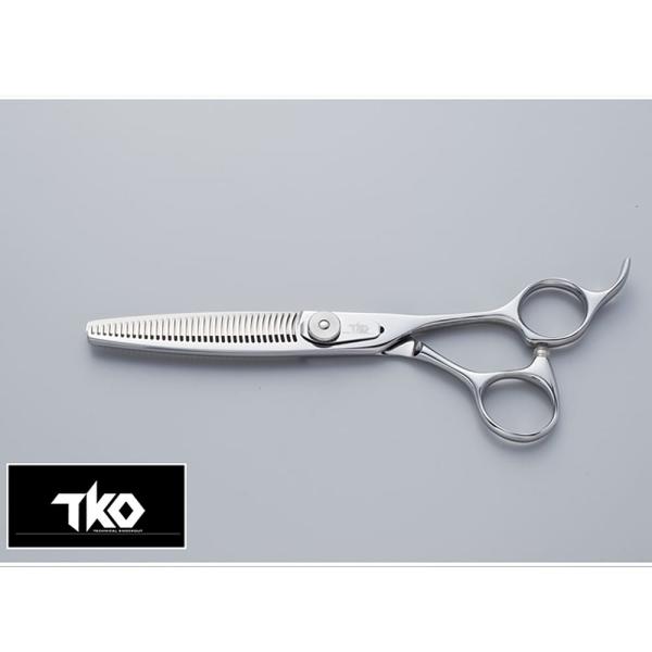 ●ハンドル：オフセットストレートタイプ●カット率：約20%   ●サイズ：6.0インチ●櫛数：35   ●溝（計）：1溝（35溝）●ネジタイプ：板バネスリムネジ●刃型：ハマグリ刃（ササ刃）スタンダードセニング全体の毛量調節にTKOセニングシ...