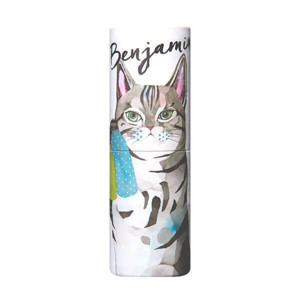 2017年に発売されたレディス用のパフューム・スティック。練り香水をリップや文房具のノリのようにスティック状にしたもので、持ち運びしやすいのがポイント。この「ベンジャミン」は、アメリカン・ショートヘアな毛並みの、きりっとした猫のイラストがと...