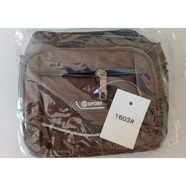 ★商品紹介★軽くて丈夫なナイロン素材のウエストバッグ何かと便利なファスナーポケットをあしらったウエストポーチ。軽くて丈夫なナイロン素材を使用したカジュアルなディテールがポイント。スタイリッシュなロゴマークもアクセントに。普段使いだけでなく、...