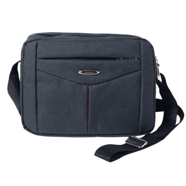 ★商品紹介★スクエアなシルエットのショルダーバッグクラシカルな雰囲気漂うショルダーバッグ。たくさんポケットがついているほか、重たい荷物でも型の負担が少ない太幅のショルダーがセットされた機能的なデザイン。本や小さめのノートなども収納できるスク...