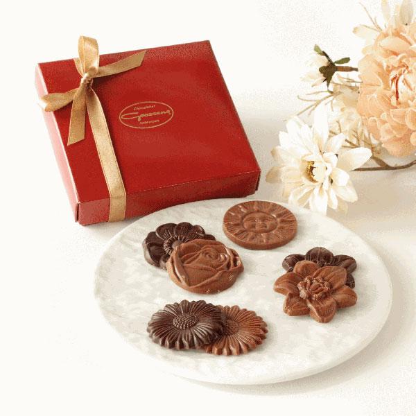 花の形をしたシンプルなミルクとダークのチョコレートです。花以外の形が入っている場合もあり、おしゃれで華やかなギフトボックスです。[内容量]16枚[原材料名]砂糖、カカオマス、ココアバター、全粉乳、乳化剤(大豆由来)、香料※特定原材料(７品目...