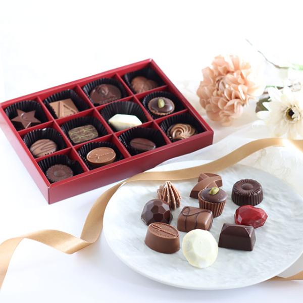 ダイヤモンド１粒とおすすめのチョコレート11粒の計12粒のチョコレートを詰めてお送りいたします。[内容量]12粒[原材料名]カカオマス、砂糖、ココアバター、ココアパウダー、全粉乳、バター、クリーム、ブドウ 糖シロップ、転化糖、植物油脂、ヘー...