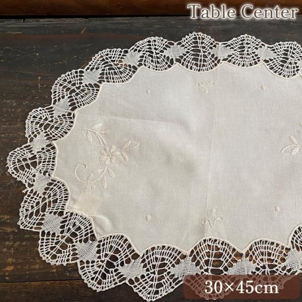 「クルーニーレース シリーズ」のテーブルセンター。淡いベージュの綿生地に可憐な刺繍、同色のクルーニーレースで周りを縁取りました。