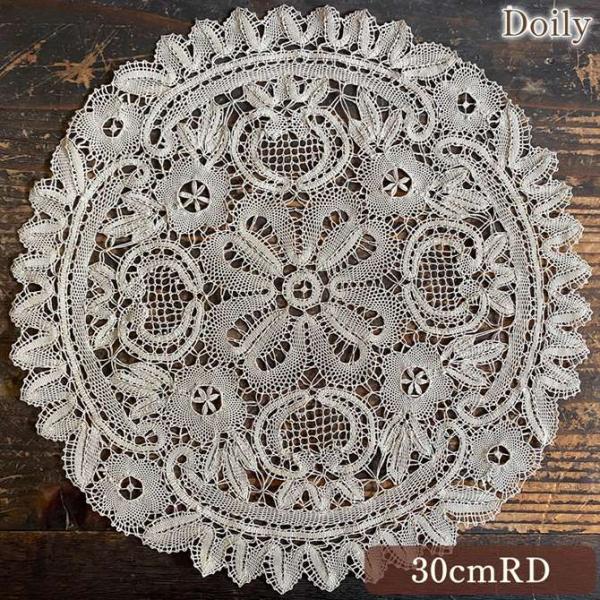 グリーンベージュに落ち着いた糸で編み上げたボビンレースのドイリー。完全ハンドメイドの繊細且つ美しさを堪能できる芸術品レベルの仕上がり。額に飾って飾るのも素敵。