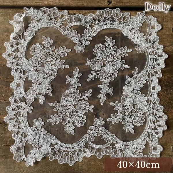 「blanc charme ブランシャルム シリーズ」のドイリー。白いチュールレースに白い花のコード刺繍で仕上げたテーブルセンターシリーズ。優しい光をまとったウェディングベールのような美しいシリーズ。