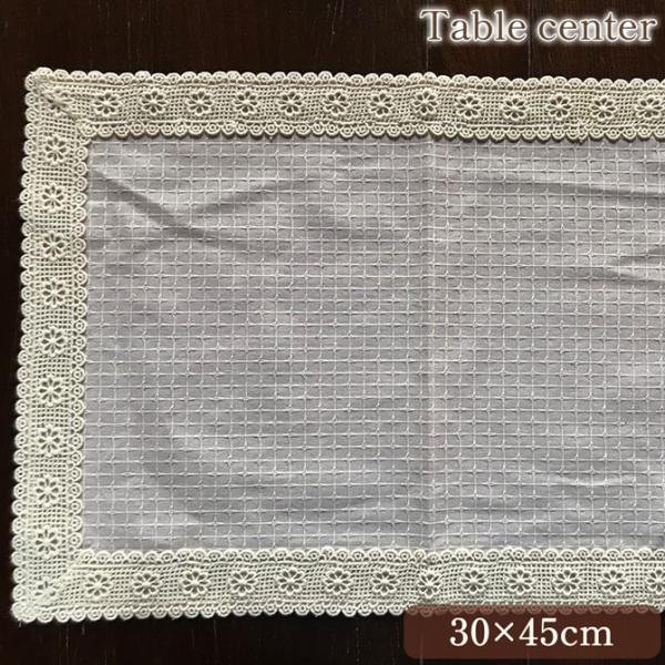 「フィオールリスティーク シリーズ」のテーブルセンター。ピンクの綿生地にリボンレースでアクセントをつけた、素朴なシリーズ。少し綿の黒いネップが目立ちます。