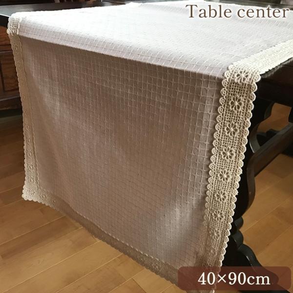 「フィオールリスティーク シリーズ」のテーブルセンター。ピンクの綿生地にリボンレースでアクセントをつけた、素朴なシリーズ。少し綿の黒いネップが目立ちます。