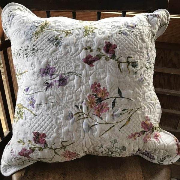 『ｂｏｔａｎｙ　ｗｈｉｔｅ　ボタニーホワイトマルチキルトシリーズ』色とりどりの草花を定番のホワイトキルトに写しこんで爽やかなイメージに仕上げたマルチキルトの新作です。心が浮き立つ美しいキルトです。