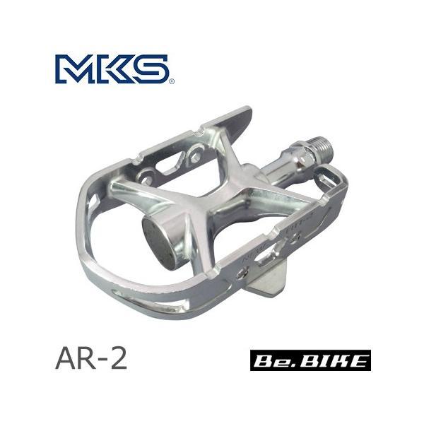 三ヶ島ペダル(MKS) AR-2 ペダル (シルバー) 自転車 ペダル【仕様】ボディ ：アルミサイズ：W100×L62※サイズ表記：W＝踏み面横幅、L＝踏み面前後幅踏み面 ：片面ベアリング：ボールベアリングトウクリップ装着：必須リフレクター...