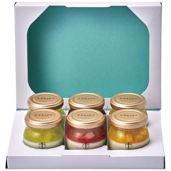 フレッシュな果物を使用した3種類のフルーツゼリーと口当たりなめらかな杏仁豆腐を瓶に閉じ込めました。いちご・マンゴー・メロンの果肉をトッピングした、見た目も楽しい彩り華やかなフルーツ杏仁をお楽しみください。セット内容：マンゴー・メロン・ストロ...