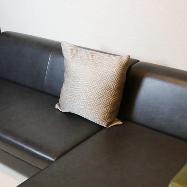 肉厚でしっかりとした生地の正方形クッション。ゴールド糸を織り込んだ地模様一見、シンプルですが、見る角度によってゴールド糸が輝いてみえ、シックで高級感があります。和風、洋風、どんなお部屋にもあわせやすい万能な柄です。5色(ベージュ、ライトグリ...