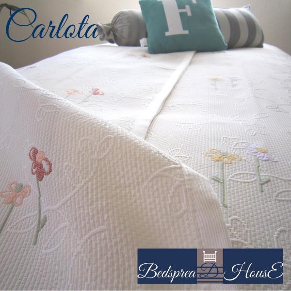 ベージュ地に白無地の地模様と 色糸の花とリーフが浮かび上がるようにお部屋をかざり、とてもエレガントです！！ベッドスプレッド カーロタサイズ／寸法: セミダブル２００×２７０ｃｍシングルサイズのベッドに合います。サイズの詳しい合わせ方は下段の...