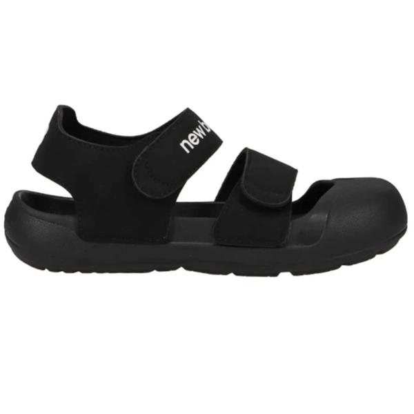 つま先のある構造で安全性と軽量性に優れたジュニア向けサンダル「809 v1 Sandal」が新登場。つま先をしっかりガードするEVAソールと、2か所で調節可能な面ファスナーがアクティブな子どもの足をサポート。巻き上がったアウトソールと踵をホ...