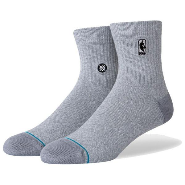 シンプルでクリーンなデザインが人気の定番モデル。ソリッドカラーのシンプルなデザインにＮＢＡのオフィシャルロゴをあしらった人気モデル。贅沢な素材、ソフトな履き心地、優れた耐久性。幅広いシーンでお使いいただけます。シーンを選ばず使える足首までの...