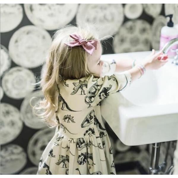 特徴的な恐竜柄がポイントの女の子用ワンピース。ほかの人と少し違ったデザインで個性を演出します。お気に入りのファッションアイテムと合わせてコーディネートを楽しみましょう。ベビー服 楽々コーデ 子供服 おしゃれ かわいい 部屋着 贈り物 プレゼ...