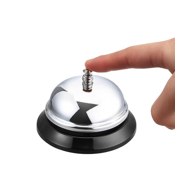 【商品概要】クラシックなデザインの卓上呼び鈴です。昔ながらのアナログ呼び鈴で、高く澄んだ音が特徴です。【実用性・業務用】・ベルの高く澄んだ音は騒がしい場所でもよく通り、呼び出しの合図として実用的です。・ホテルレセプションや店舗レジ、レストラ...