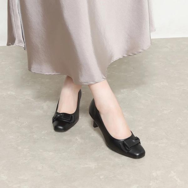 ■カラー：BL  ブラックCHICSLICK by.enchanted シックスリックバイエンチャンテッド【3E】本革スクエアトゥパンプス　1212アッパーのリボンモチーフが目を惹くパンプス。スクエアトゥですっきりとした印象に。靴幅はゆった...