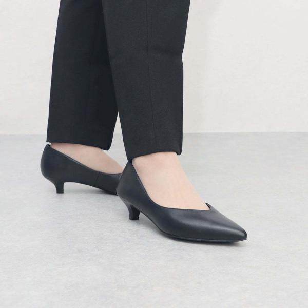 ■カラー：BL  ブラックCHICSLICK by.enchanted シックスリックバイエンチャンテッド【3E】本革Vカットローヒールパンプスシンプルで飽きのこないデザイン。ローヒールなので、ヒールが苦手な方も取り入れていただきやすい1足...