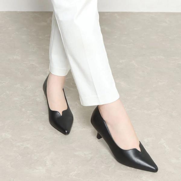 ■カラー：BL  ブラックCHICSLICK by.enchanted シックスリックバイエンチャンテッド【3E】本革Vカットパンプス　1203本革を使用したVカットパンプス。すっきりしたポイントトゥが足を綺麗に魅せてくれます。オンオフ問わ...