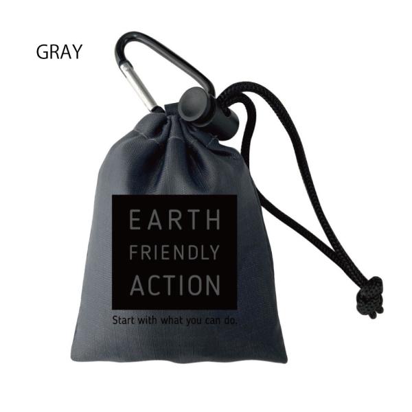 ■カラー：GRAY グレーカラビナ付きのロゴ入り巾着付きのエコバッグ入荷しました！！ナイロン素材のコンパクトな巾着の中に、コンビニでのお弁当やちょっとしたお買い物にちょうどいいサイズ感のエコバッグです。約37gで軽量なので、くるくる巻いてコ...
