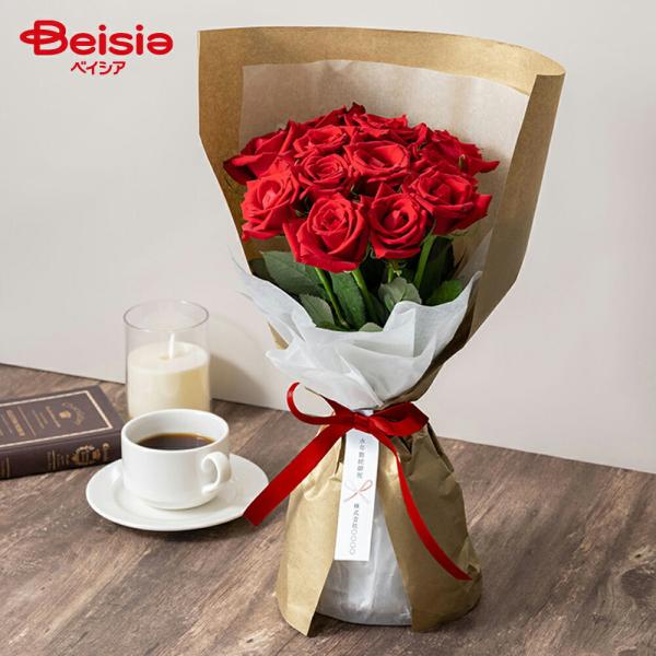 ホシファームの新鮮なバラを、届いた姿でそのまま飾れる自立するブーケに仕立てました。花瓶不要で水やりの手間がなく、気軽に花を楽しんでいただけます。深紅の花色と可憐な花形がエレガントで美しいバラ・サムライのスタンディングブーケです。暮らしに色ど...