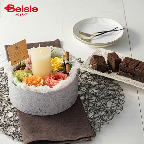 お祝いの気持ちが伝わるケーキのような薔薇のアレンジメントです。おだやかな喜びに包まれる日々をお届けします。色とりどりの薔薇のケーキにホテルオークラ　クーベルチュールショコラケーキをセットしました。国際基準のクーベルチュールチョコレートと北海...