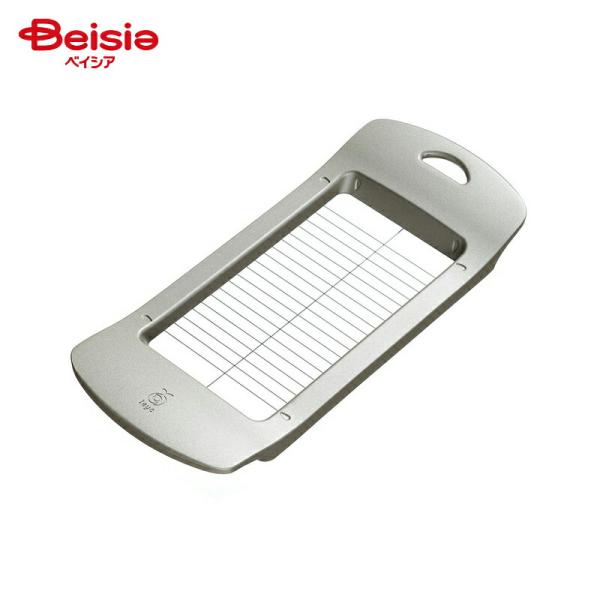 200gのバターなら一切れ約5gになるので、お菓子やパンづくりの分量の目安にもなります。使うたびにバターを切る面倒がなくなり、必要な時にすぐ使えます。本体が頑丈で歪まないのでワイヤーがピンと張ったまま、スーッと切ることができます。うす切りだ...