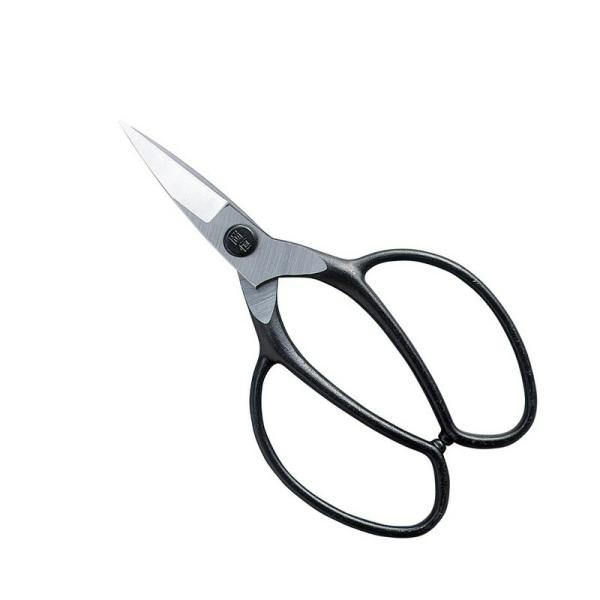 商品情報説明 プロが認めた品質です。用途 植木鋏。機能 庭園の松の木の手入れ用の鋏です。最高級刃物鋼を材料とし、刃持ちと切れ味を発揮します。角ボルト、緩み止めオーディーナットを使用しています。金具でベルトにひっかけるタイプの柔いサックが付い...