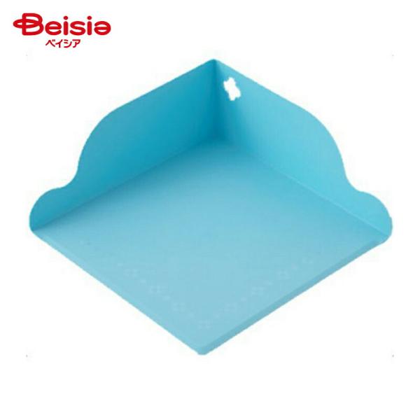 まな板の上でカットした食材をスクレーパーの様にキレイにかき集められ、一度で鍋やフライパンに移すことができる。高い壁面でこぼさずしっかりとすくえる。まな板のフチはかき集めやすい傾斜と薄さ。約1cmおきに便利な目盛り付き。菜箸置きに使える便利な...