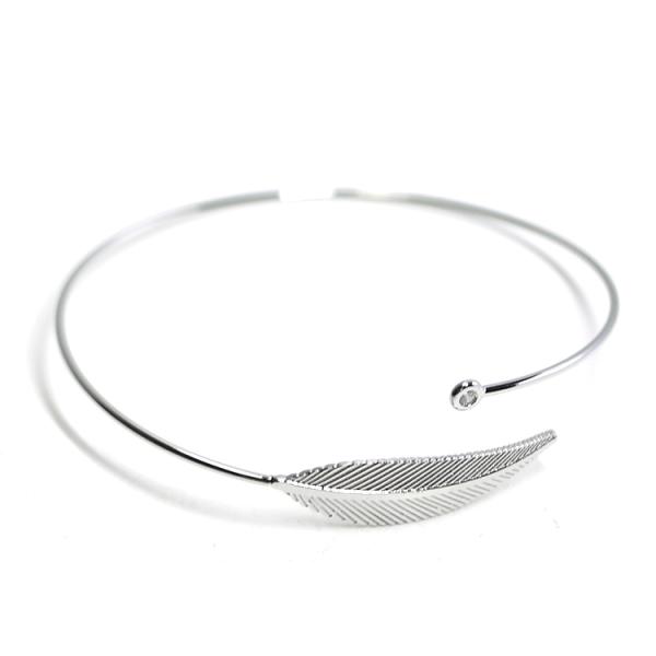 〜 フリーサイズの真鍮製バングル、ブレスレット 〜シャープで流れるようなリーフモチーフをメインに輝く一粒CZキュービックジルコニアのシルバーバングル、ブレスレット製作のパーツです。本体に丸カンを使用して他のパーツや装飾などをつけられます。そ...