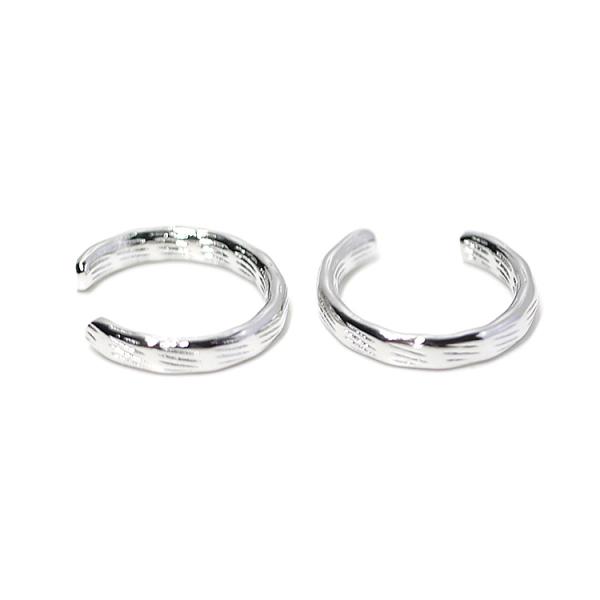 〜 イヤーカフ、軟骨ピアス 〜日本の伝統模様を取り入れた凹凸感ある円形のしっかりした真鍮製の光沢シルバーイヤーカフ、軟骨ピアス、イヤーカフ 製作のパーツです。本体の形が崩れないしっかりした作りです。本体にパールやストーンをつけられます。その...