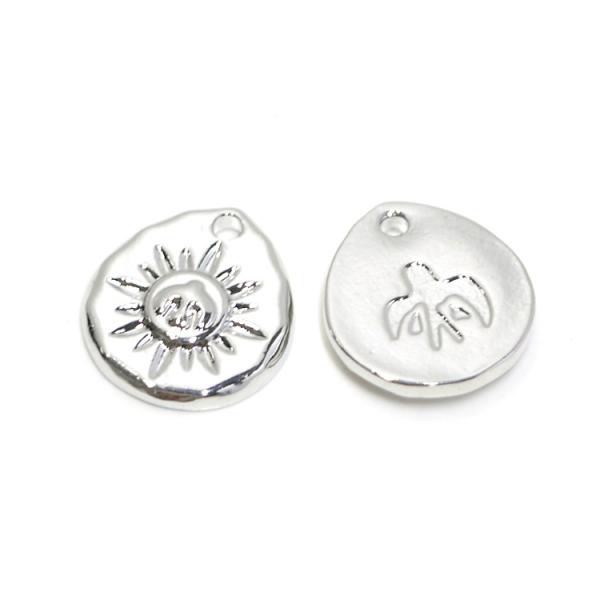 歪み＆手作り感あるしずく形にキザ荒れたキュートな太陽＆ラッキーバードモチーフ入りシルバーチャーム、パーツです。本体に紐やチェーン、ピアスフック等を通してお使いいただけます。*類似品やコピー品で材質が異なるパーツにはご注意ください。 当店のパ...