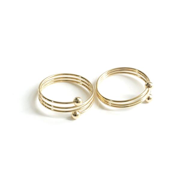 【ニッケルフリーリング、指輪】線径約1mmの華奢な真鍮ワイヤの三連オープンリング、指輪製作のゴールド金具、パーツです。真鍮ワイヤーはサイズの微調整やデザインの為に内側に曲げても（ボールを交差させる事）壊れる心配はありません。お肌に優しく、指...